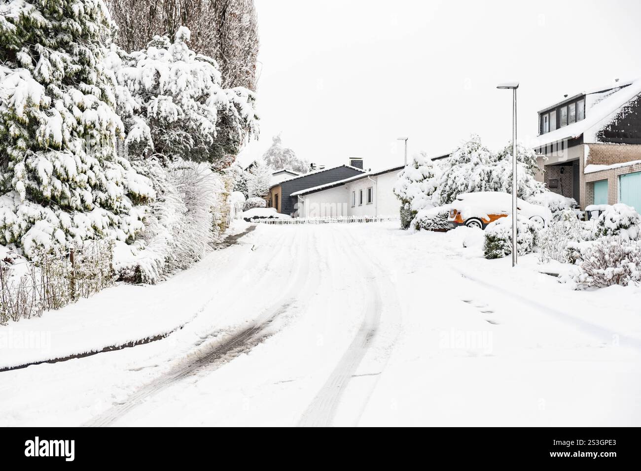 Verkehrsbehinderung durch Glaette und Schnee in Aachen am 9. Januar ...