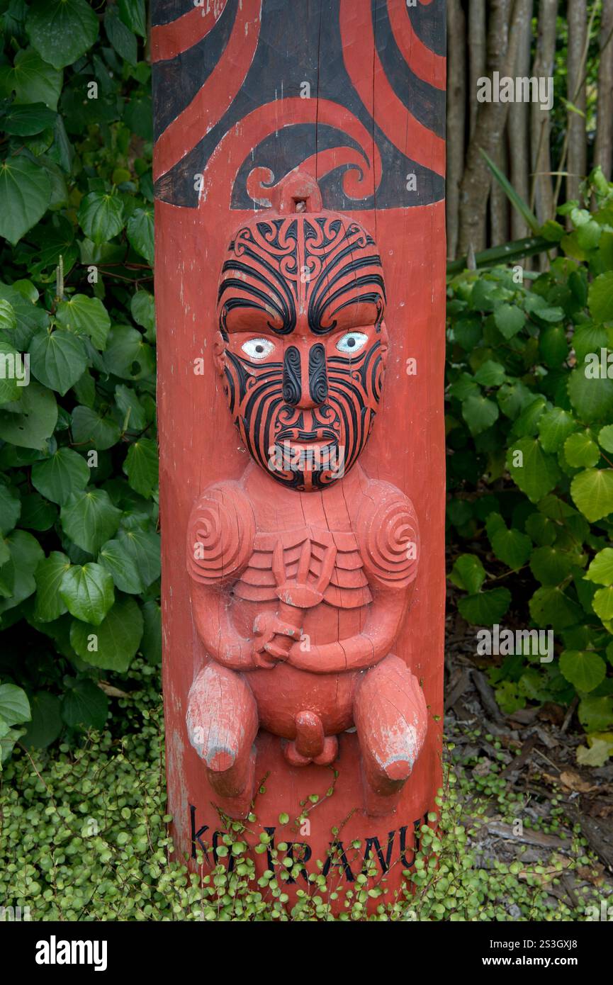 Maori carved human figure (tekoteko Stock Photo - Alamy