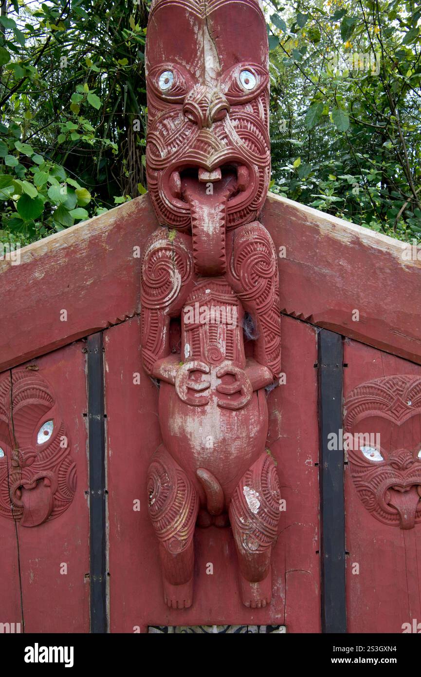 Maori carved human figure in New Zealand Stock Photo - Alamy