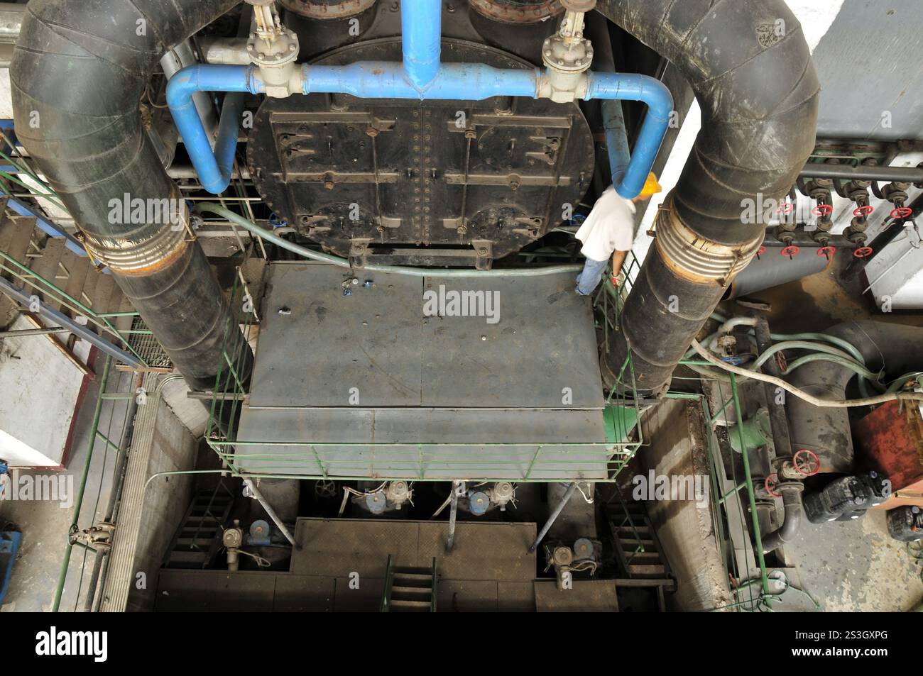 Power plant generator room generators hi-res stock photography and ...