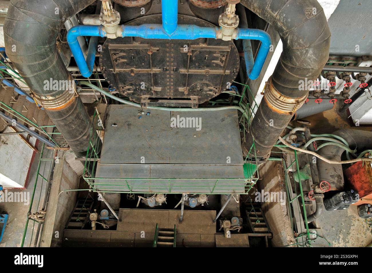 Power plant generator room generators hi-res stock photography and ...