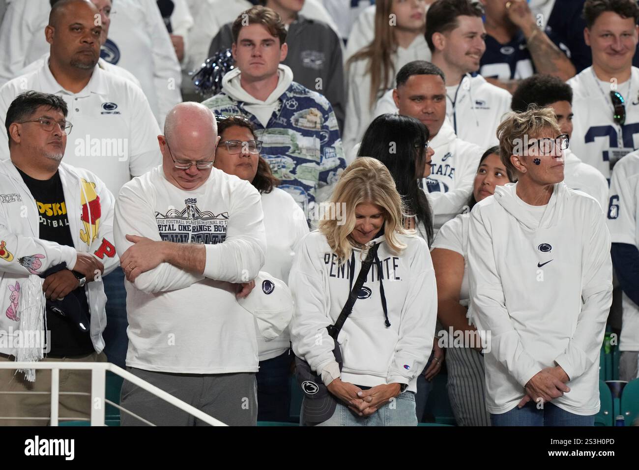 Penn State fans observe a moment of silence for former President Jimmy ...