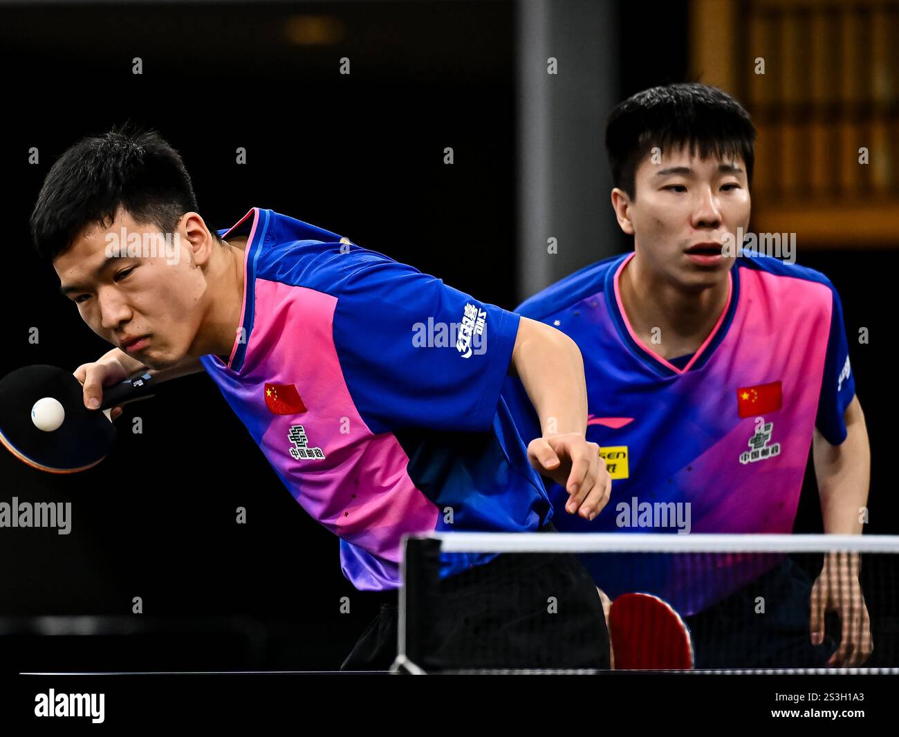 (250110) -- DOHA, Jan. 10, 2025 (Xinhua) -- Xu Yingbin/Xiang Peng (L ...