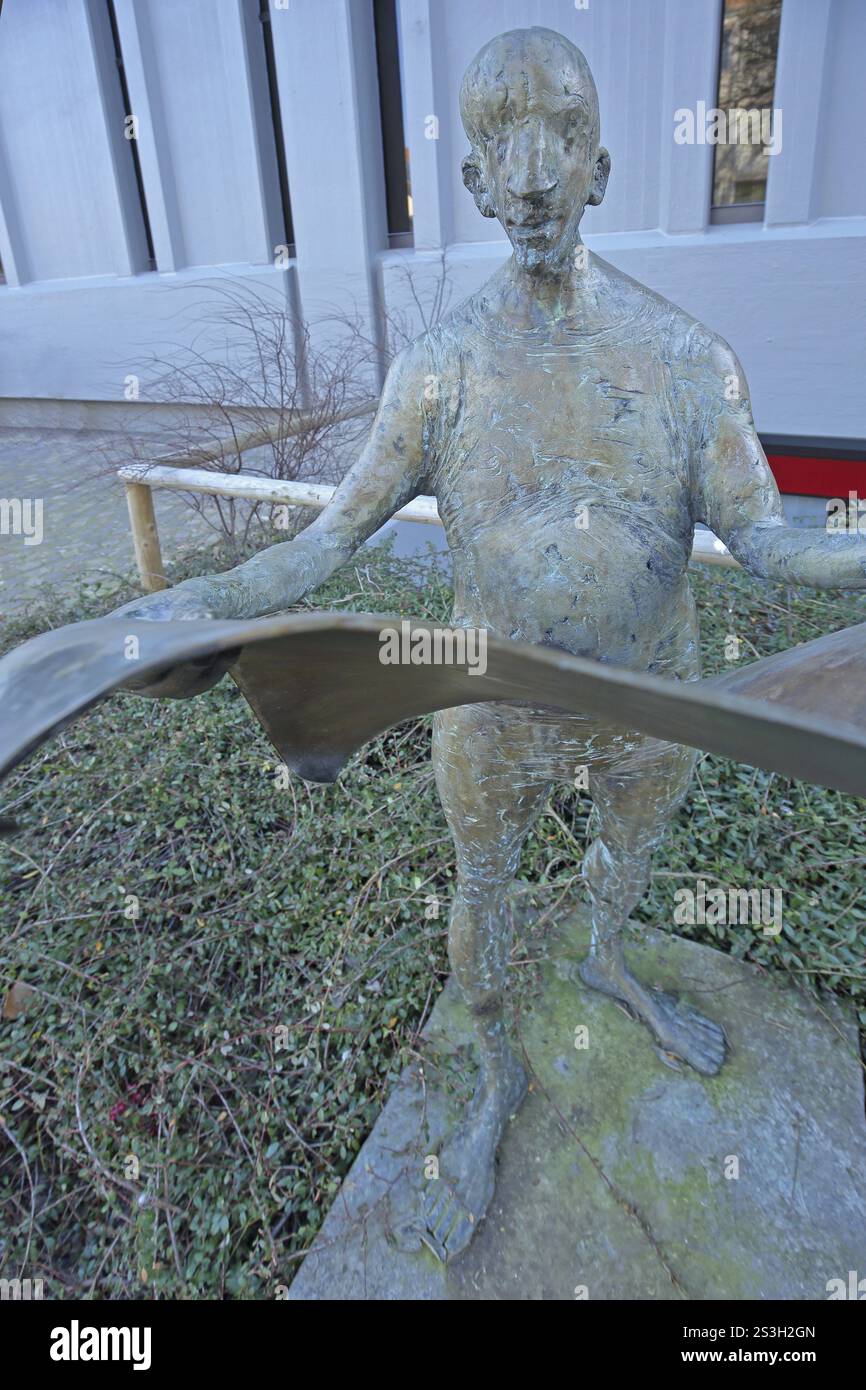 Sculpture Newspaper Reader by Karl Ulrich Nuss 2005, bronze sculpture ...