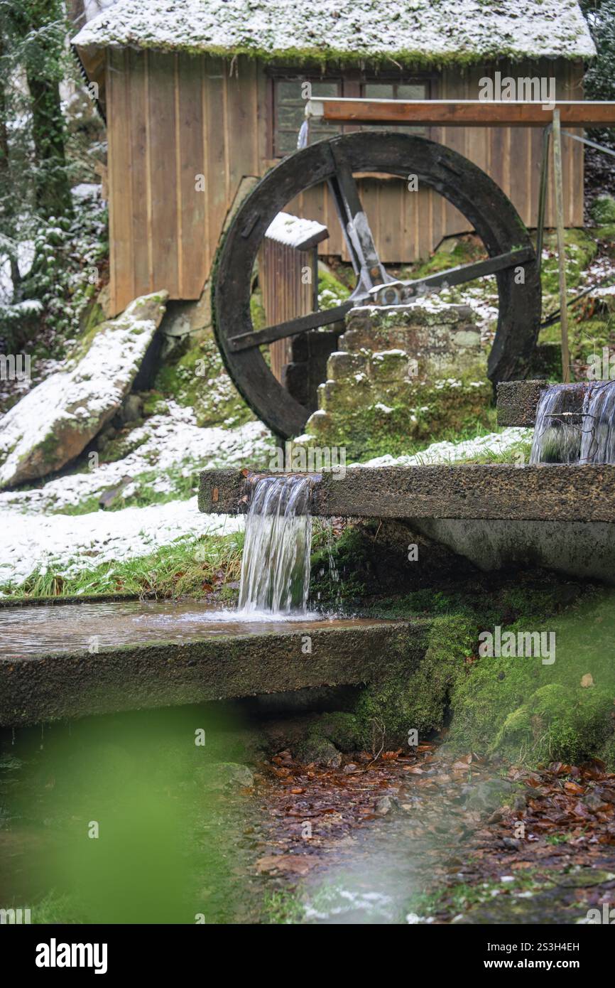 Old water wheel hi-res stock photography and images - Alamy