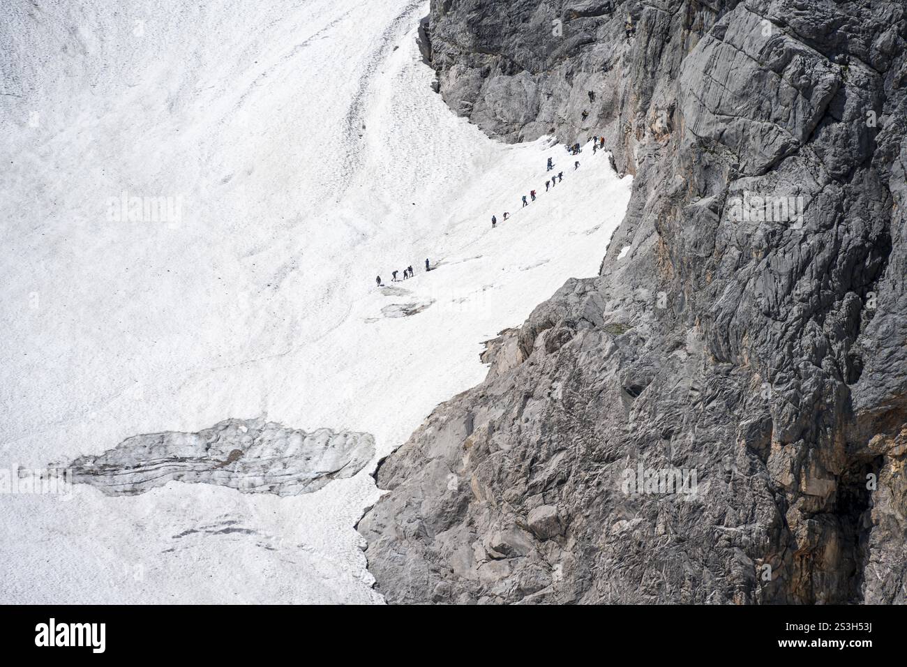 Mountaineers queuing at the transition from the Hoellentalferner to the ...