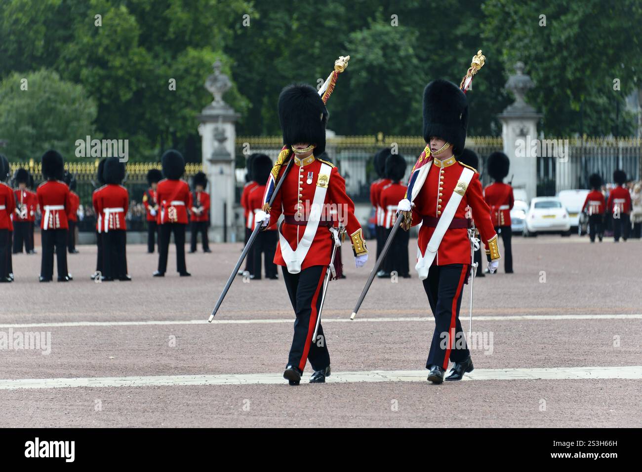 Queen's Guard, Changing the Guard, Changing of the Guard in front of ...