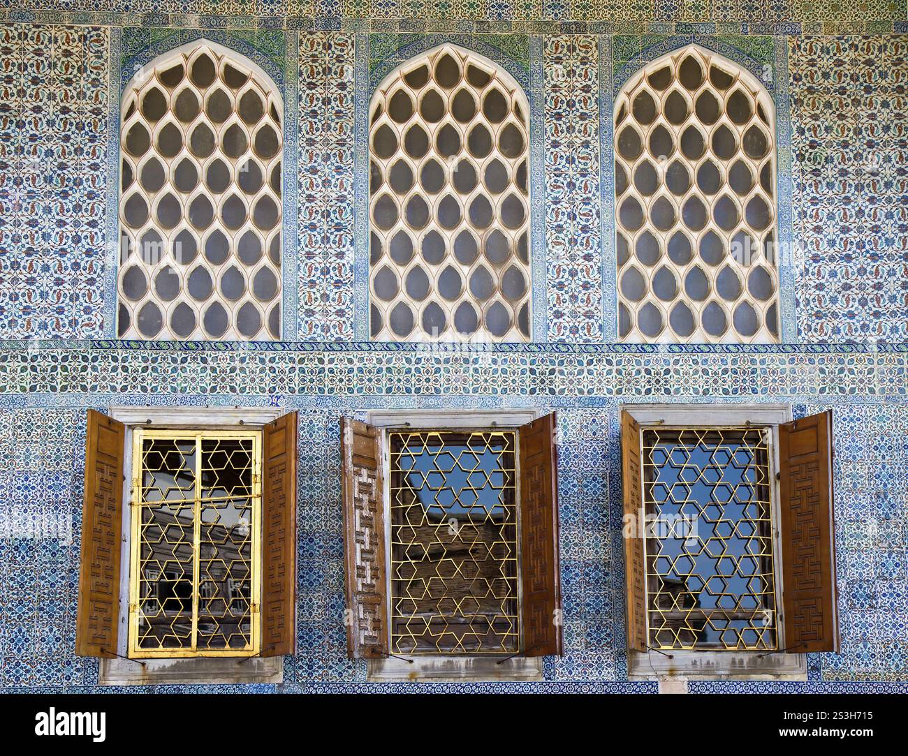 Arabesque windows of the Topkapi Palace, Istanbul, Turkey Istanbul ...
