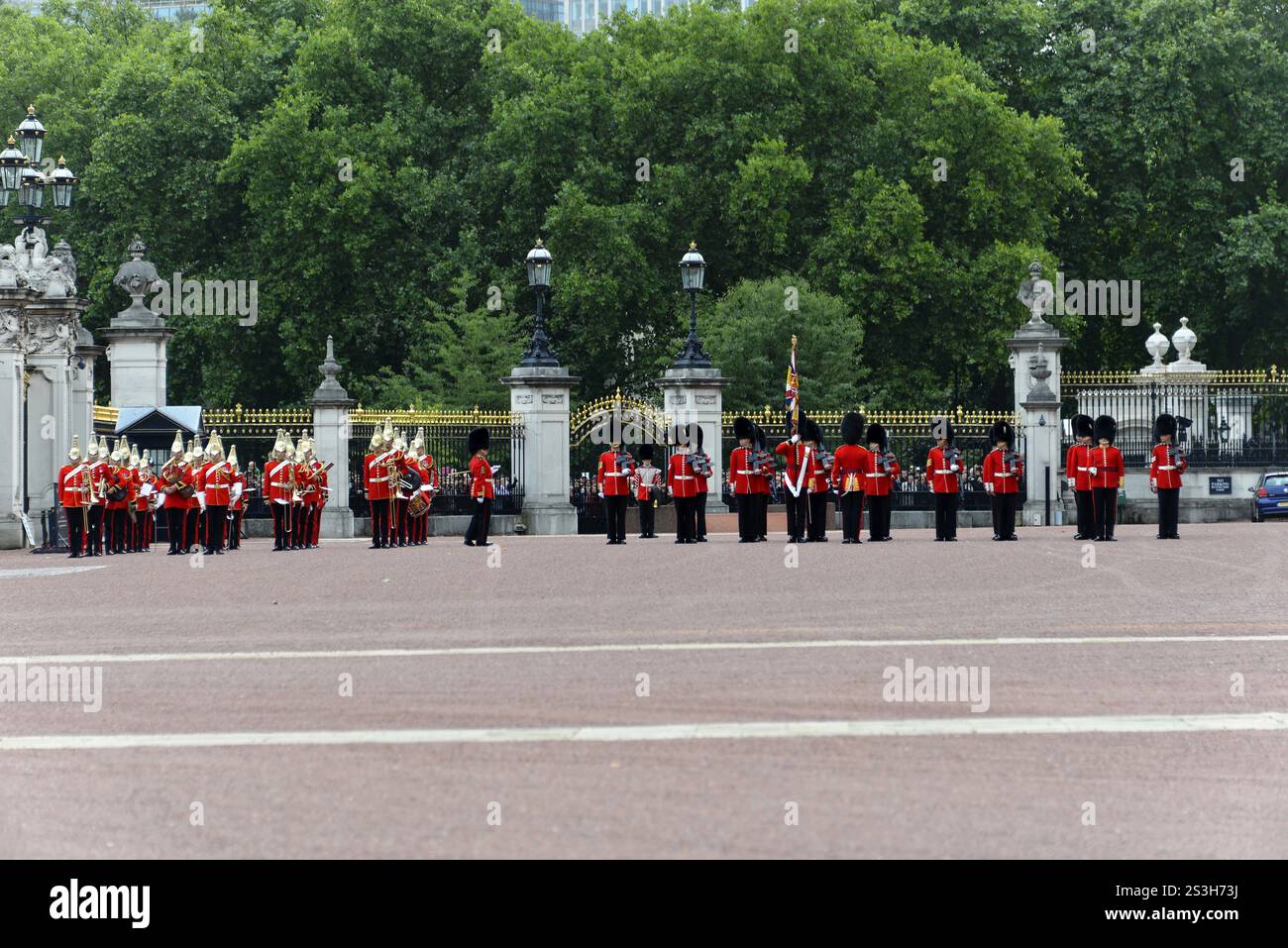 Queen's Guard, Changing the Guard, Changing of the Guard in front of ...