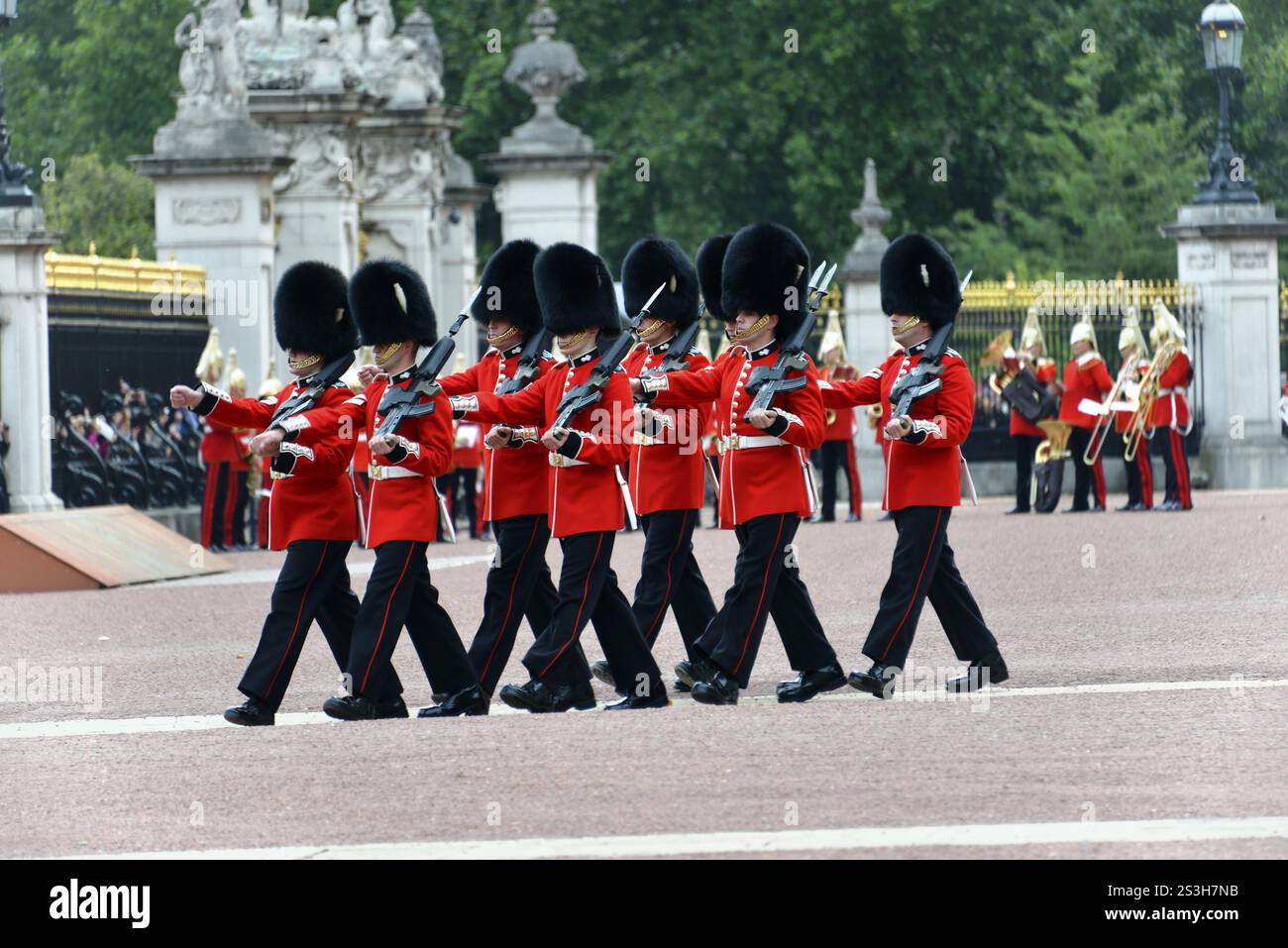 Queen's Guard, Changing the Guard, Changing of the Guard in front of ...