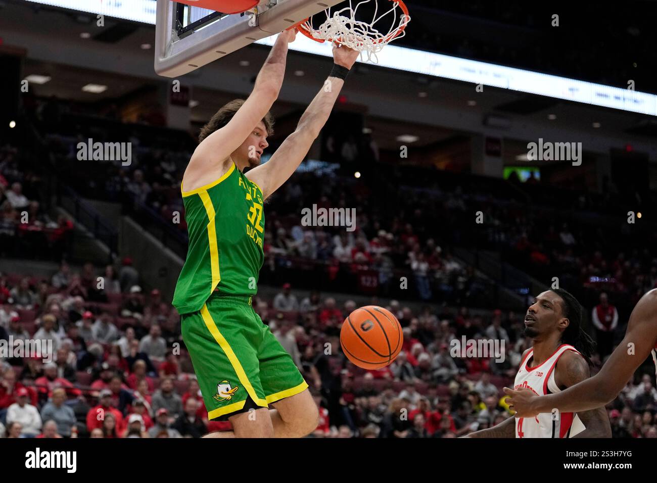 Oregon center Nate Bittle (32) dunks in front of Ohio State forward ...