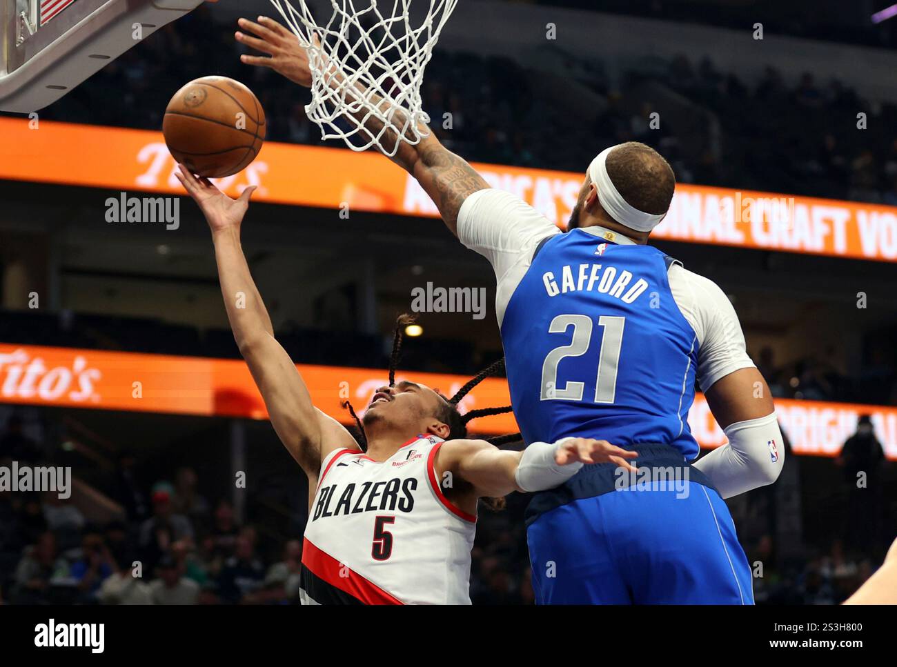 Portland Trail Blazers guard Dalano Banton (5) shots against Dallas ...
