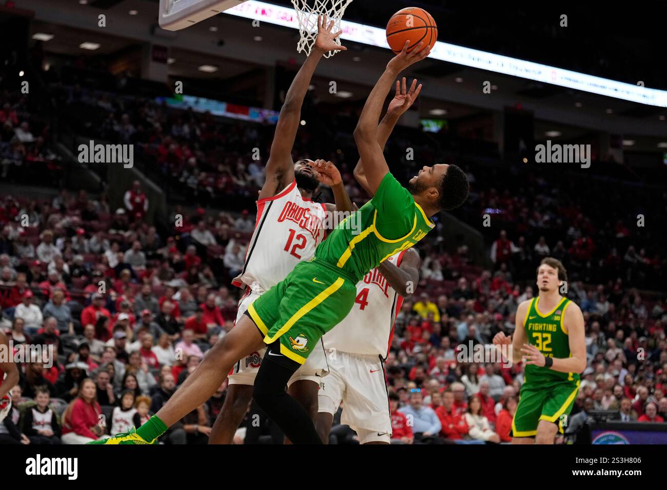 Oregon forward Kwame Evans Jr. (10) shoots in front of Ohio State guard ...