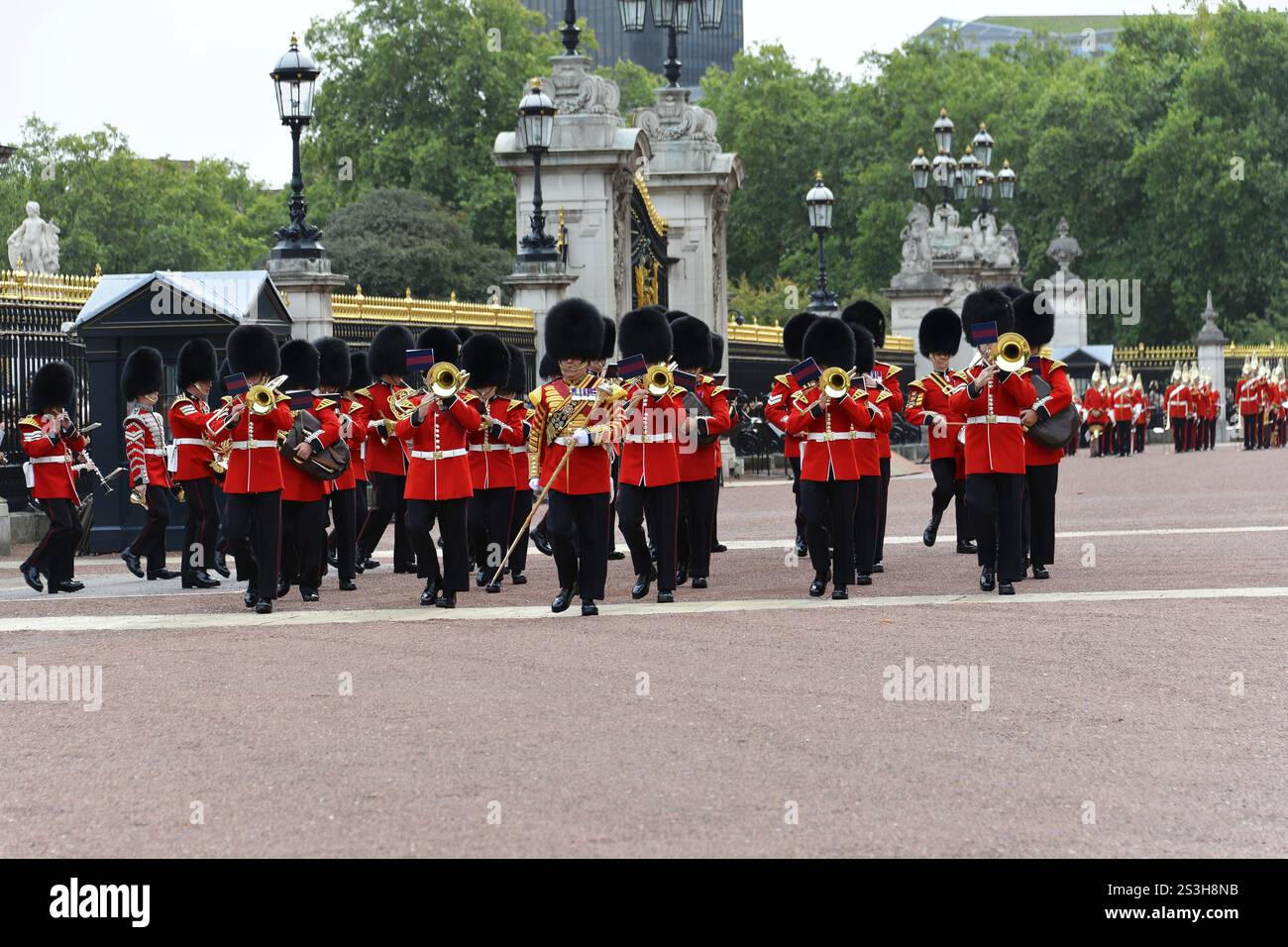 Queen's Guard, Changing the Guard, Changing of the Guard in front of ...