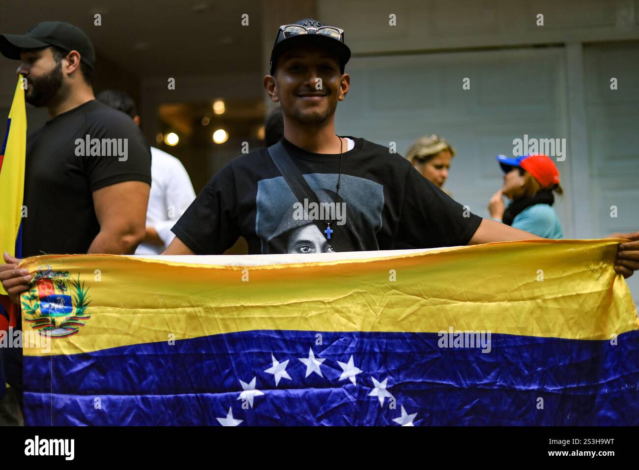 Venezuelan citizens living in Mexico City, protest outside the ...