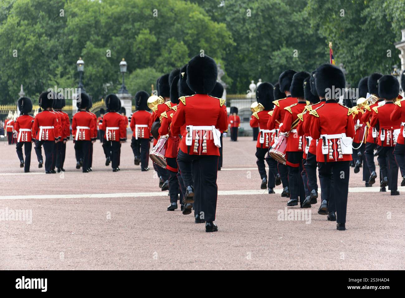 Queen's Guard, Changing the Guard, Changing of the Guard in front of ...