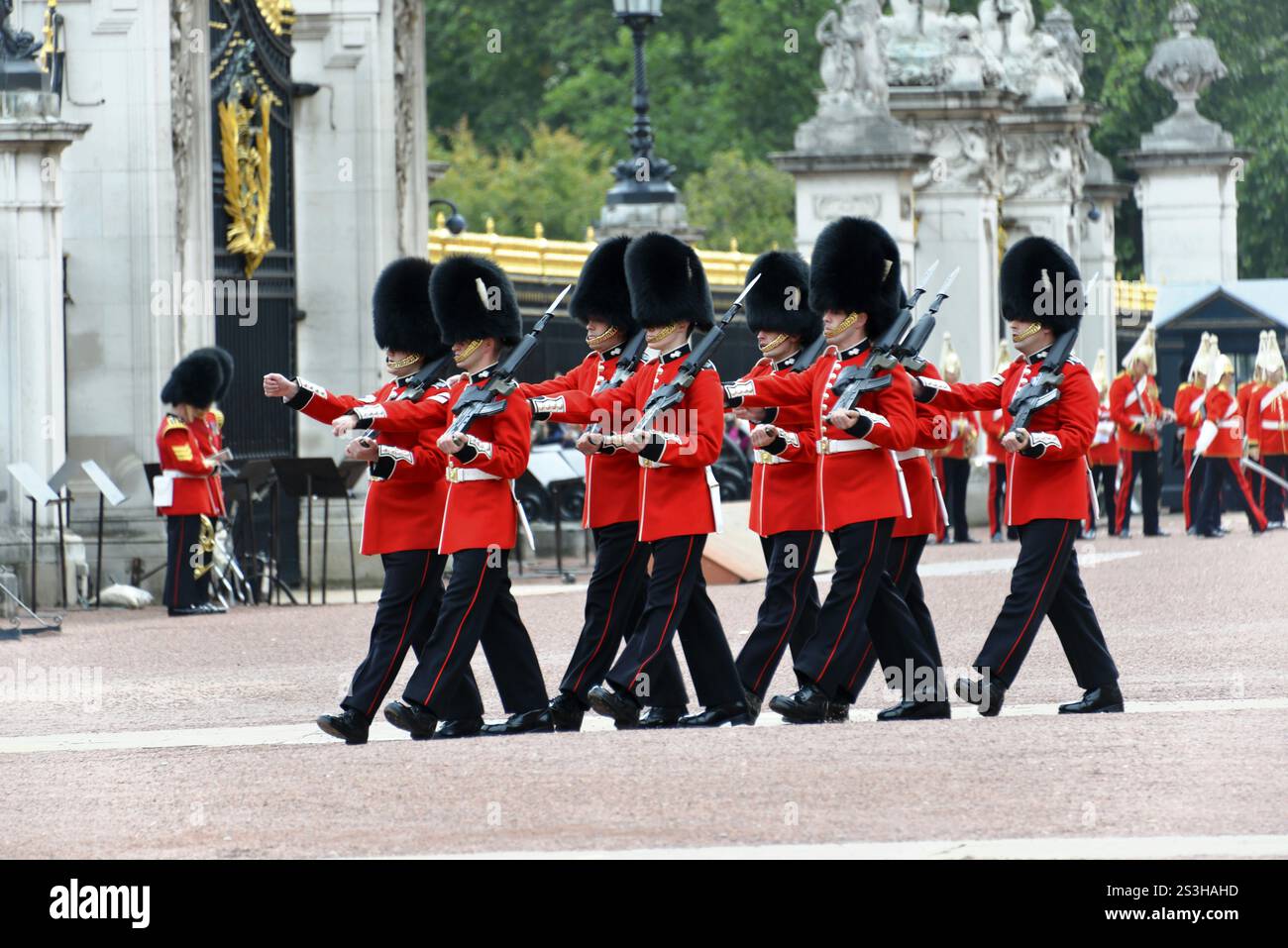 Queen's Guard, Changing the Guard, Changing of the Guard in front of ...