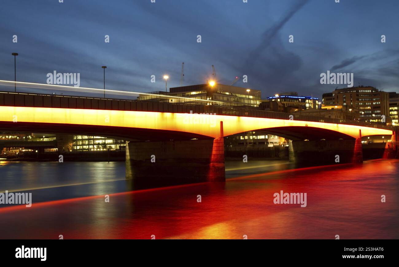 Illuminated London Bridge over the Thames, London, England London ...