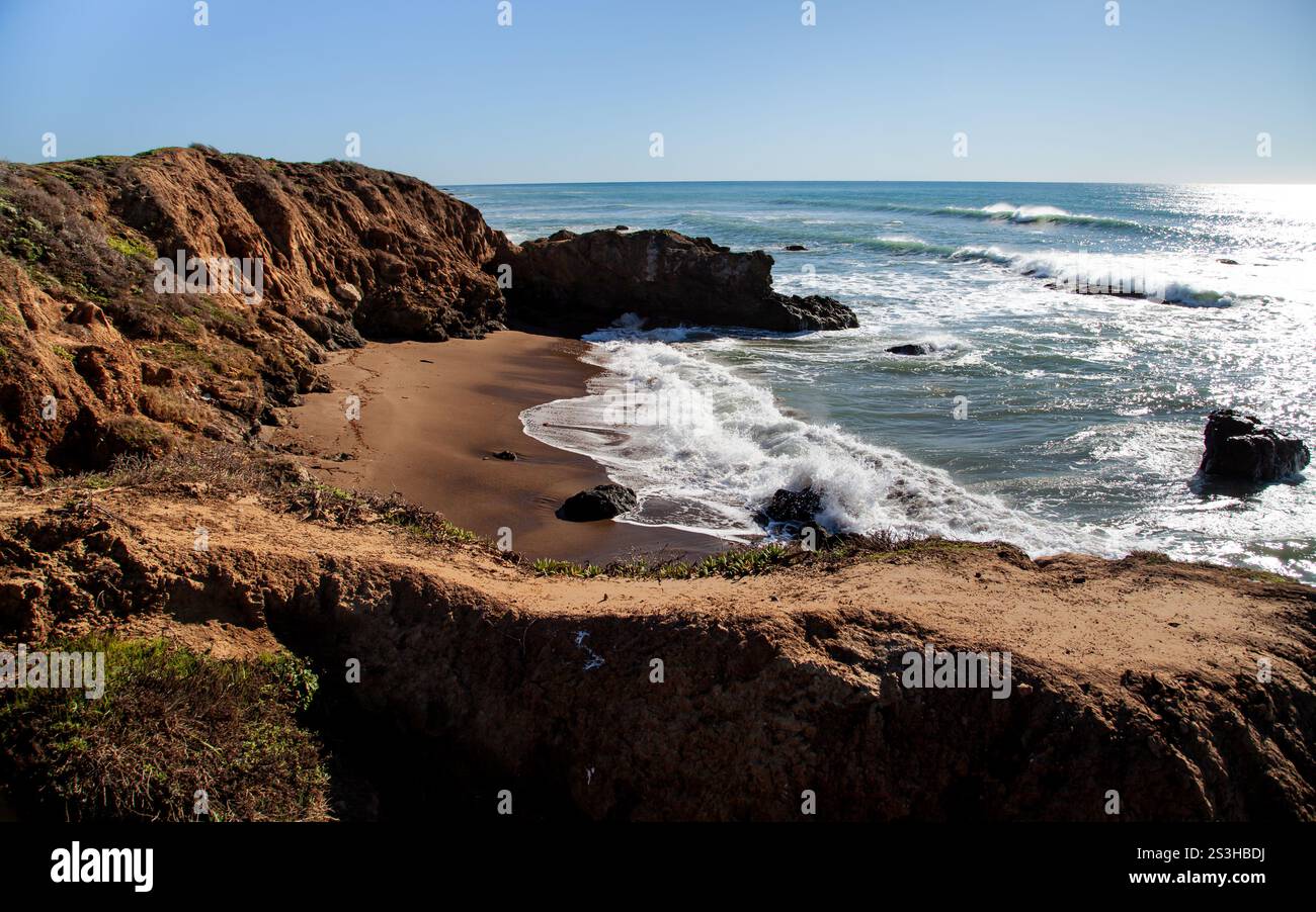 Nature scene beach rocky coastline hi-res stock photography and images ...