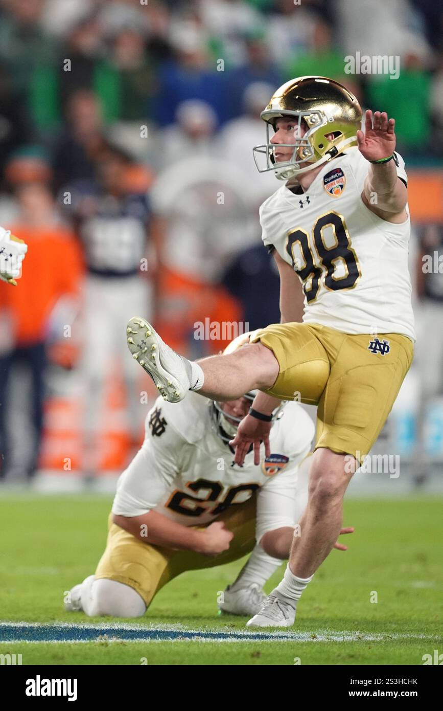 Notre Dame place kicker Mitch Jeter (98) kicks a field goal during the ...