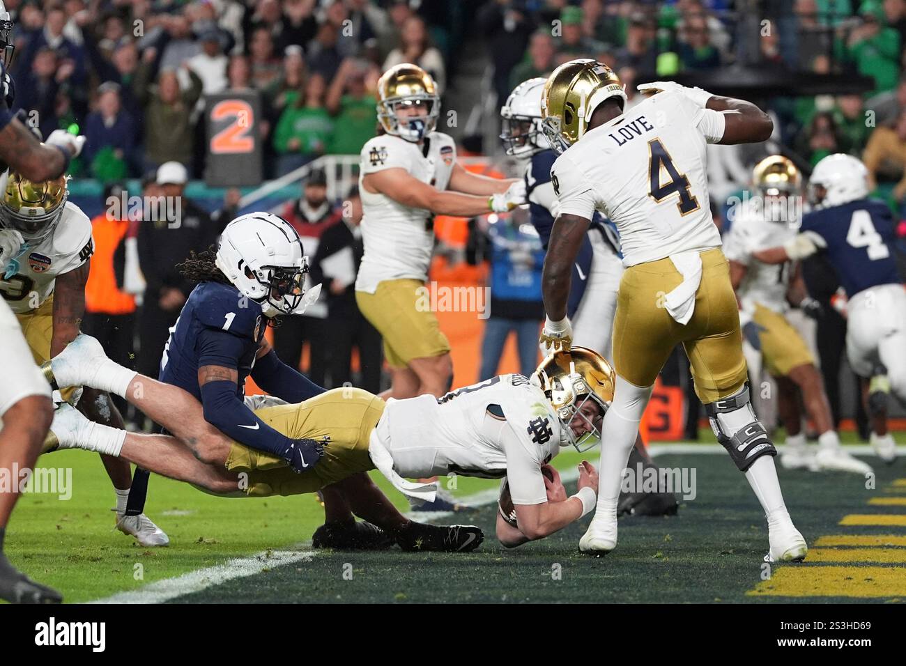 Penn State safety Jaylen Reed (1) attempts to hold Notre Dame ...