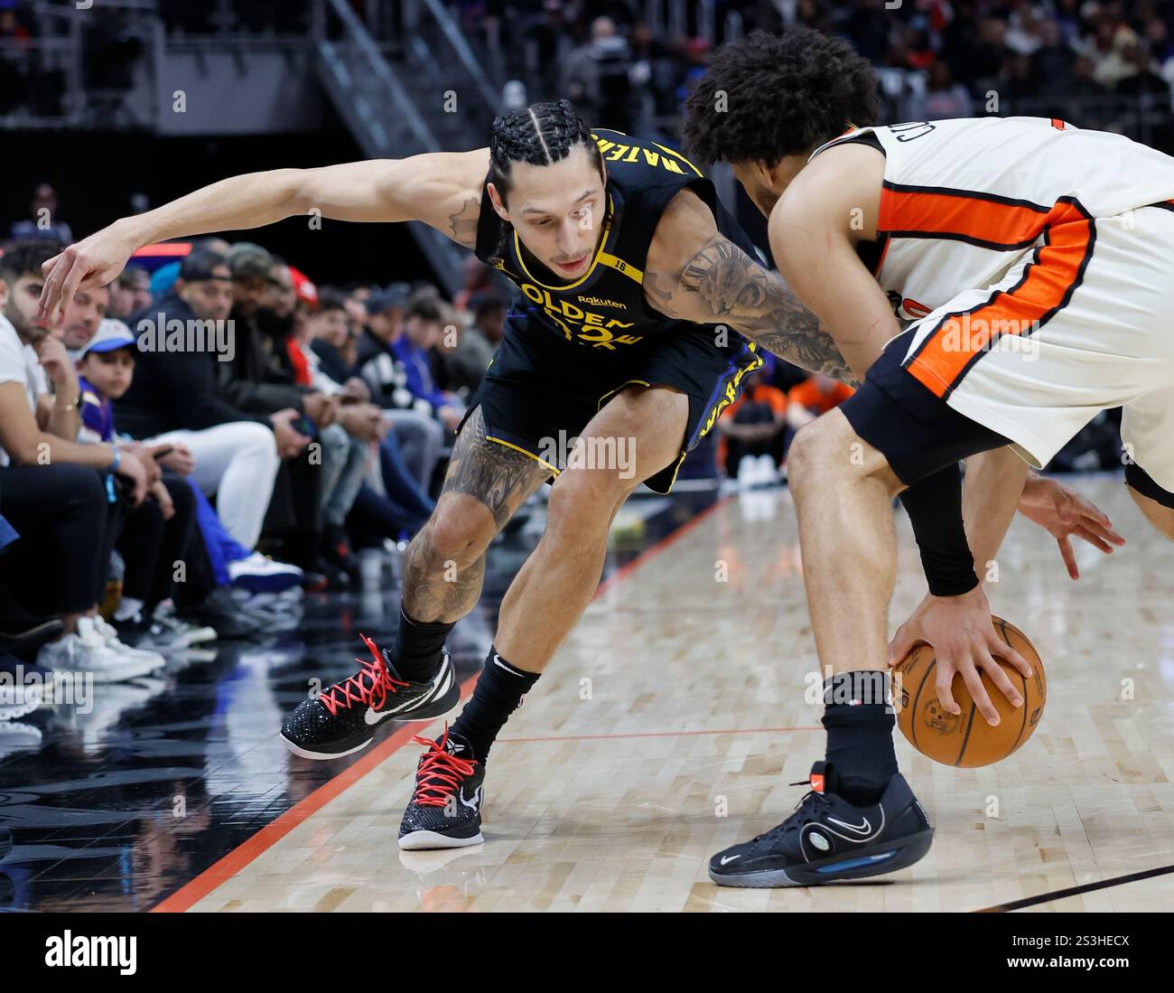 Golden State Warriors forward Lindy Waters III, left, tries to steal the ball from Detroit ...