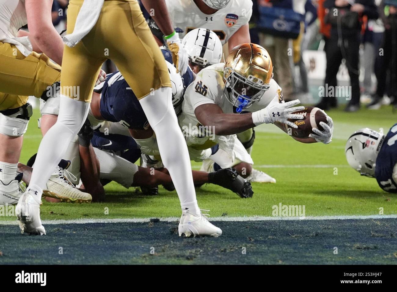 Notre Dame running back Jeremiyah Love (4) stretches for a touchdown during the second half of ...