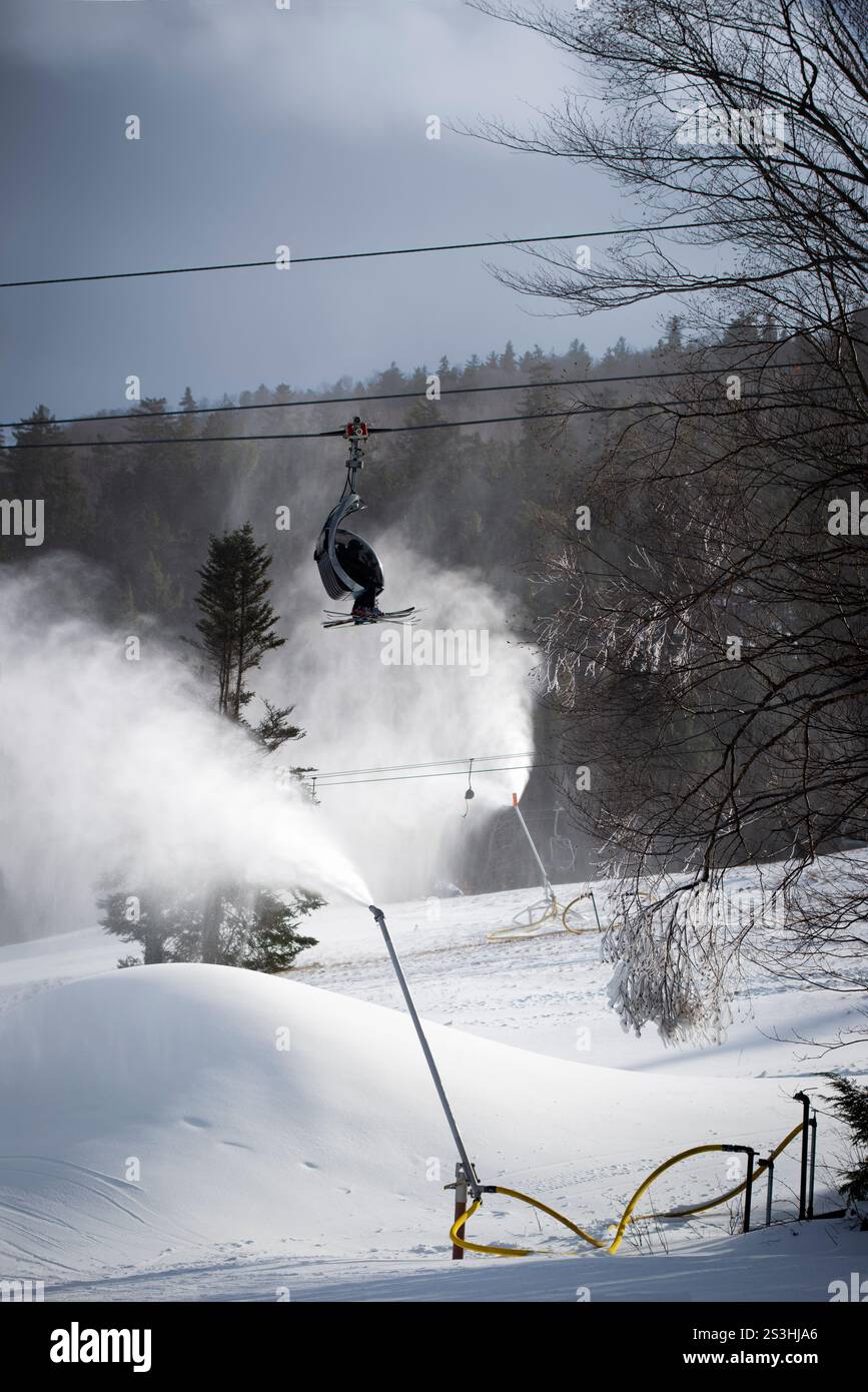 Chairlift, snow, new england hi-res stock photography and images - Alamy