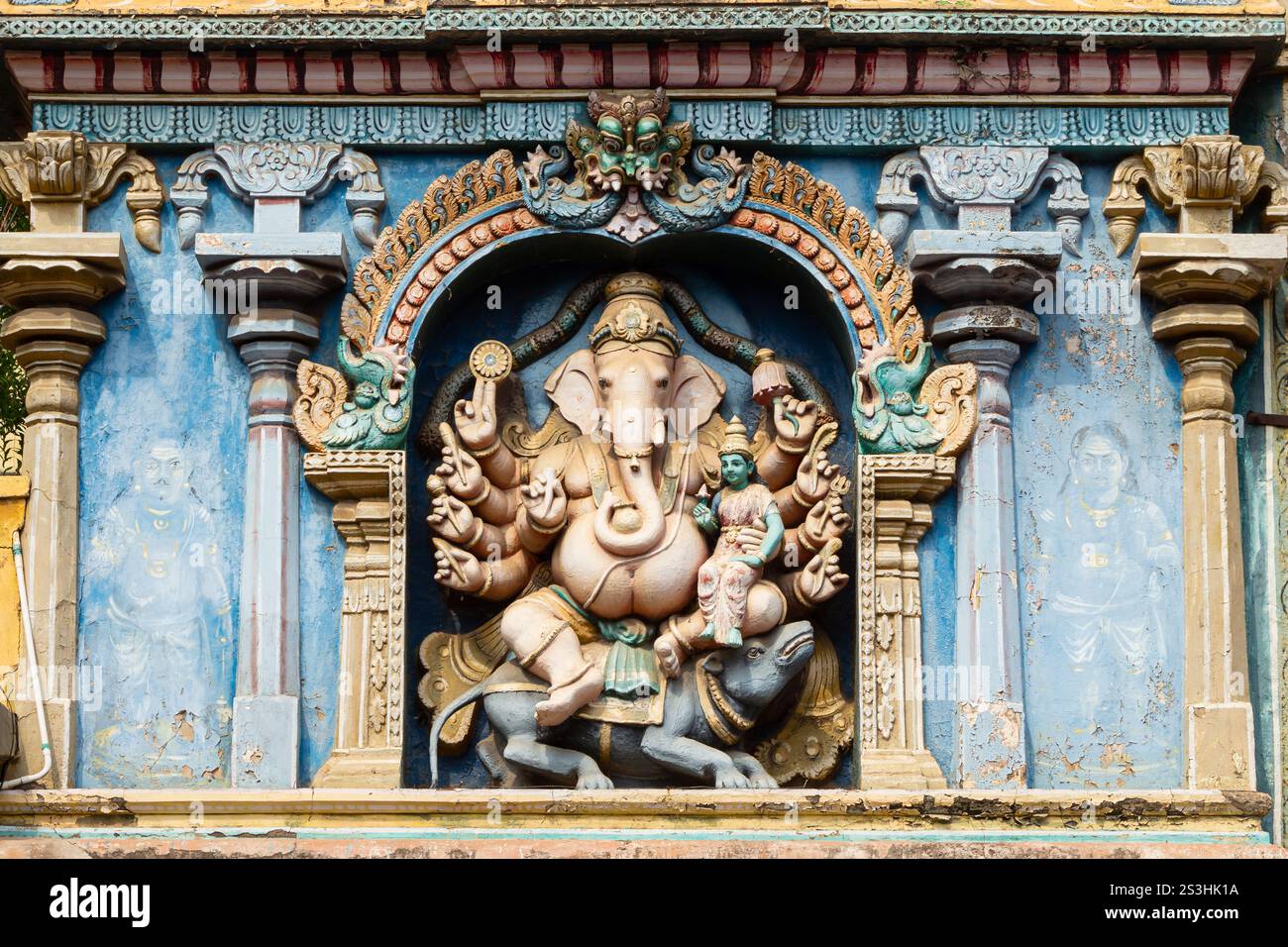 Beautiful Carvings of Hindu Deities on the Main Gopuram of Meenakshi ...