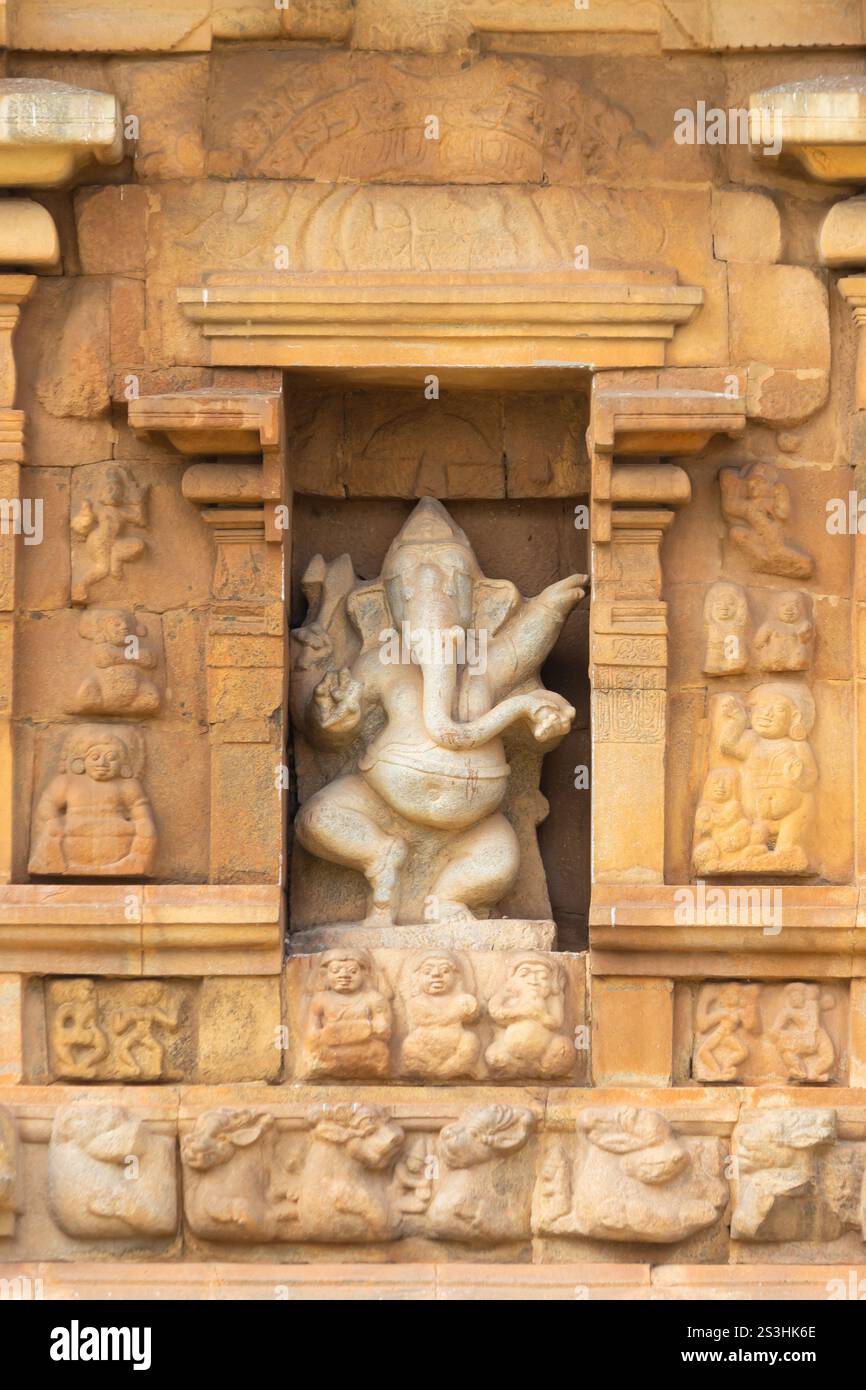 Beautiful Ancient Carvings of Hindu Deities on the Brihadeshwara Temple ...