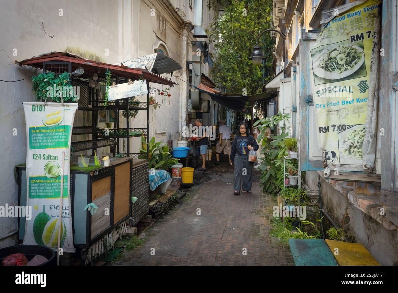 Malaysian people on the Concubine lane historical street in Ipoh ...