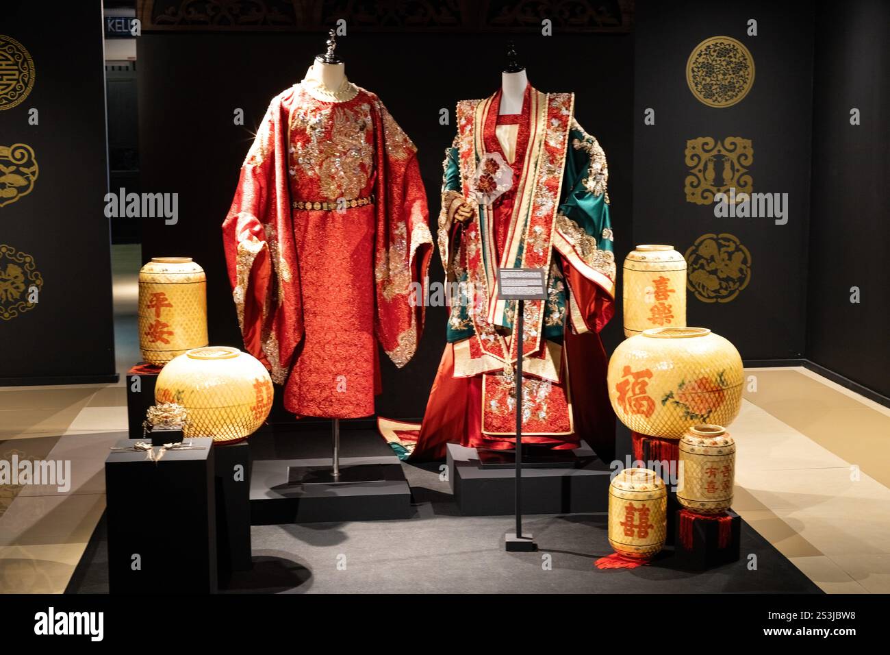 Festive traditional dress of Chinese Ming Dynasty in Asian Arts Museum ...