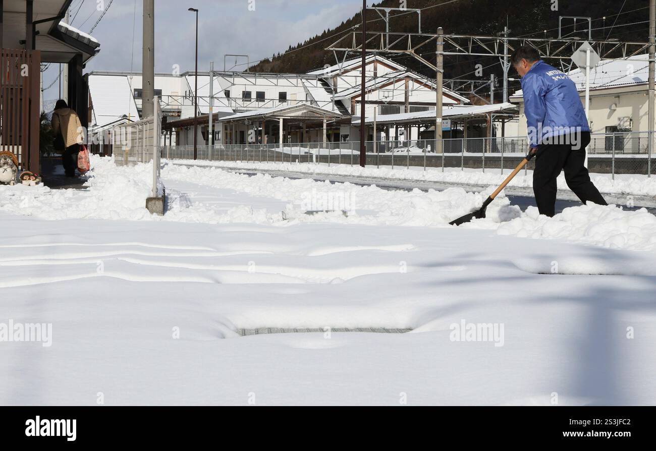 Heavy snow piles up in Nagahama City, Shiga Prefecture, near the center ...