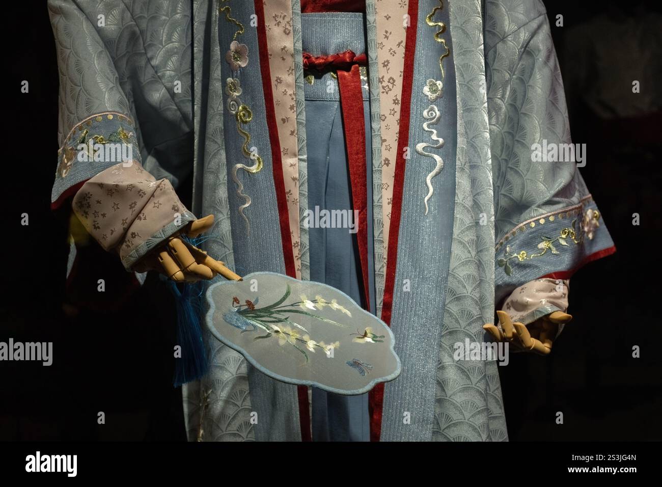 Festive traditional dress of Chinese Ming Dynasty in Asian Arts Museum ...