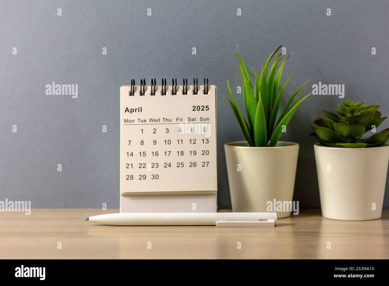 April 2025 desk calendar for planning on your desktop Stock Photo - Alamy