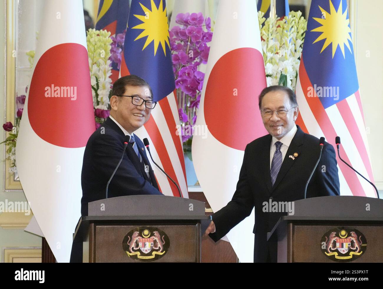 Japanese Prime Minister Shigeru Ishiba (L) and Malaysian Prime Minister ...