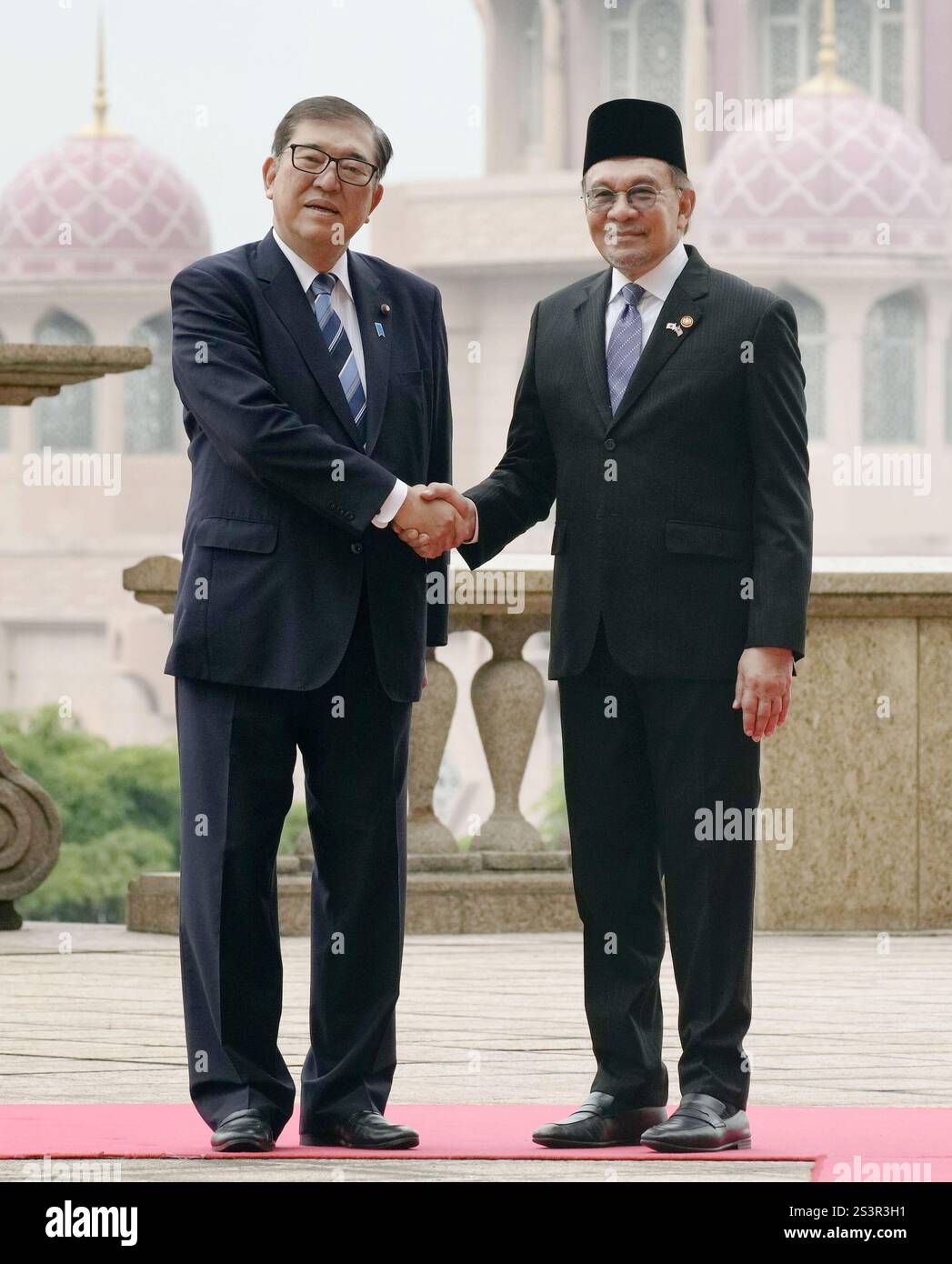 Japanese Prime Minister Shigeru Ishiba (L) and Malaysian Prime Minister ...