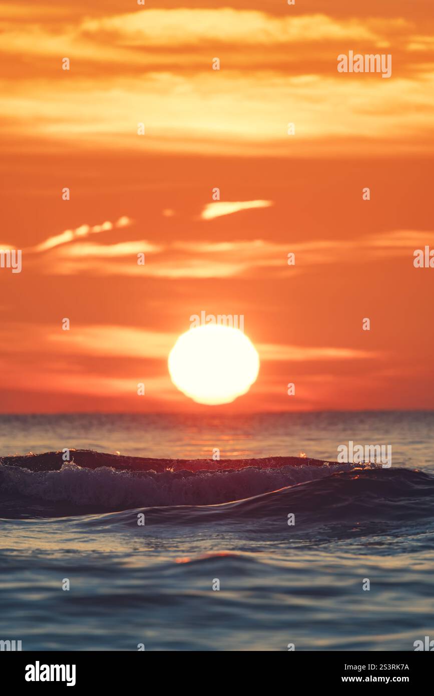 Photo sunset over sea hi-res stock photography and images - Alamy