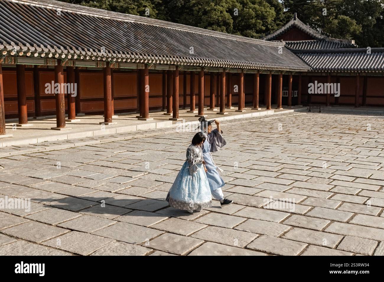 Authentic hanbok hi-res stock photography and images - Alamy