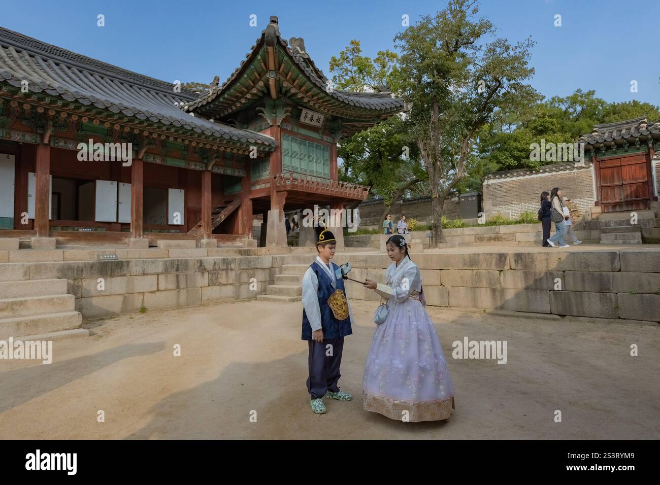 Authentic hanbok hi-res stock photography and images - Alamy