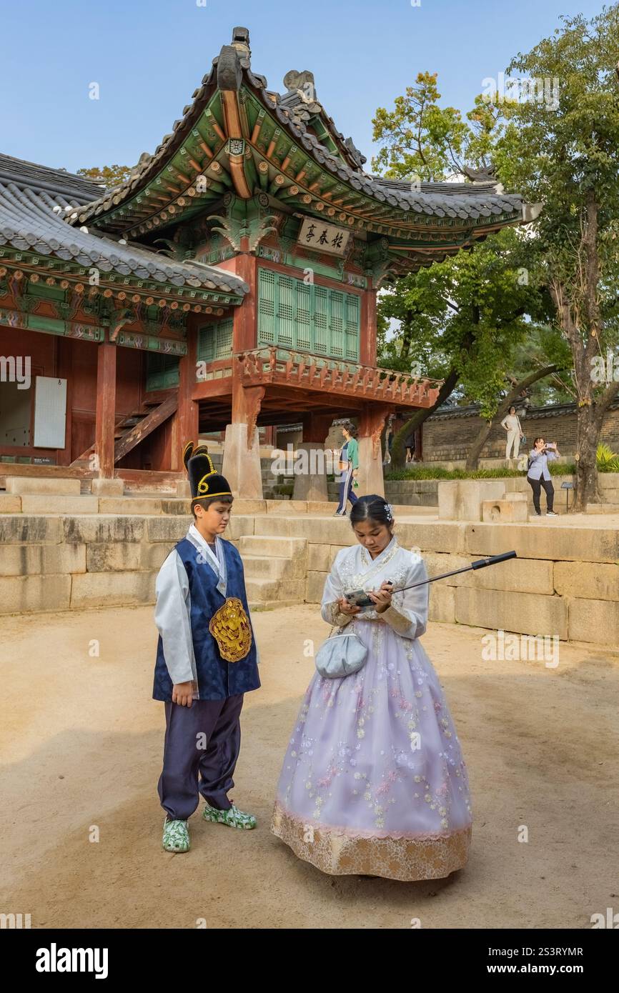Couple wearing traditional Korean costume Hanbok at Deoksugung Palace ...