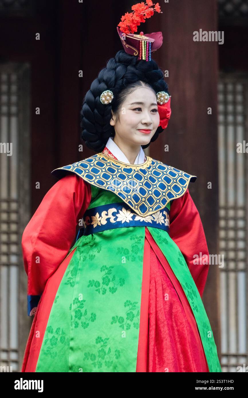 Korean woman dancer wearing traditional Korean clothing hanbok in the Gyeongbokgung palace in ...