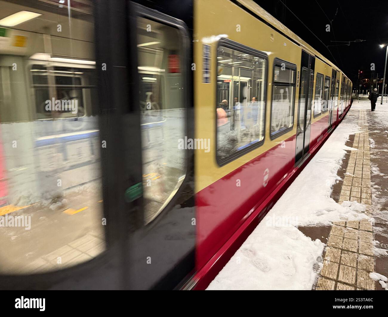 Fahrende S-Bahn mit Schnee auf dem Bahnsteig Copyright: xmix1pressx ...