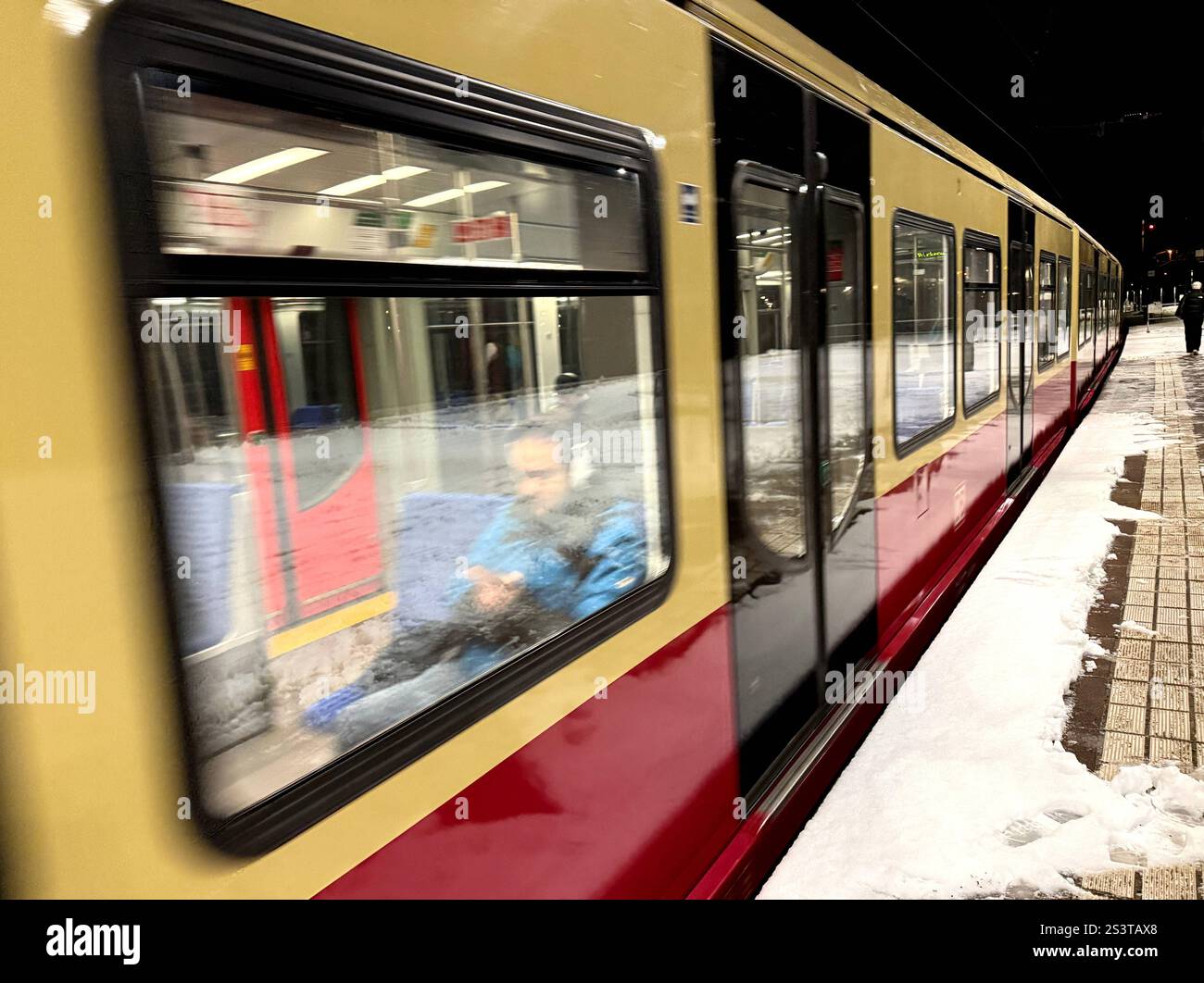 Fahrende S-Bahn mit Schnee auf dem Bahnsteig Copyright: xmix1pressx ...
