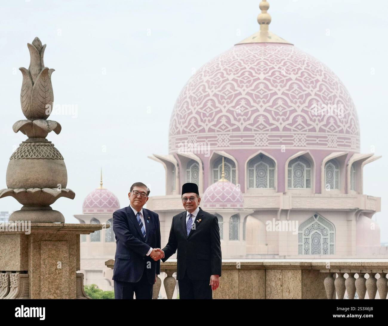 Japanese Prime Minister Shigeru Ishiba (L) and Malaysian Prime Minister ...