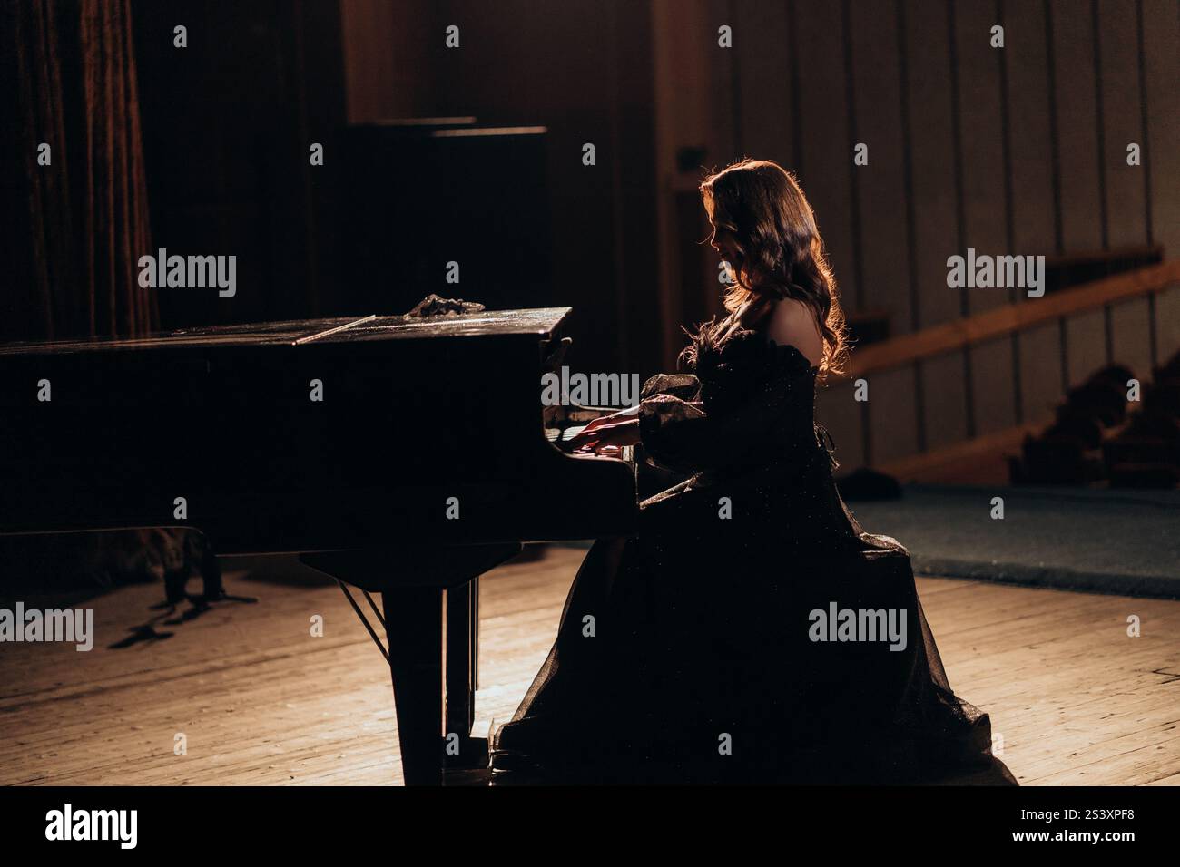 Woman stage drama light hi-res stock photography and images - Alamy