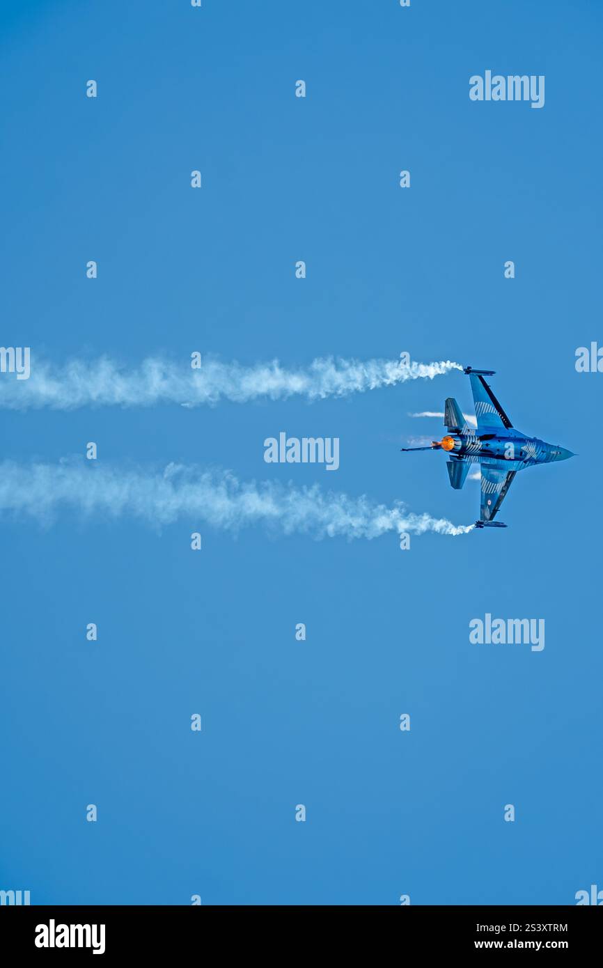 Turkish Air Force F-16 fighter jet performing an acrobatic maneuver ...