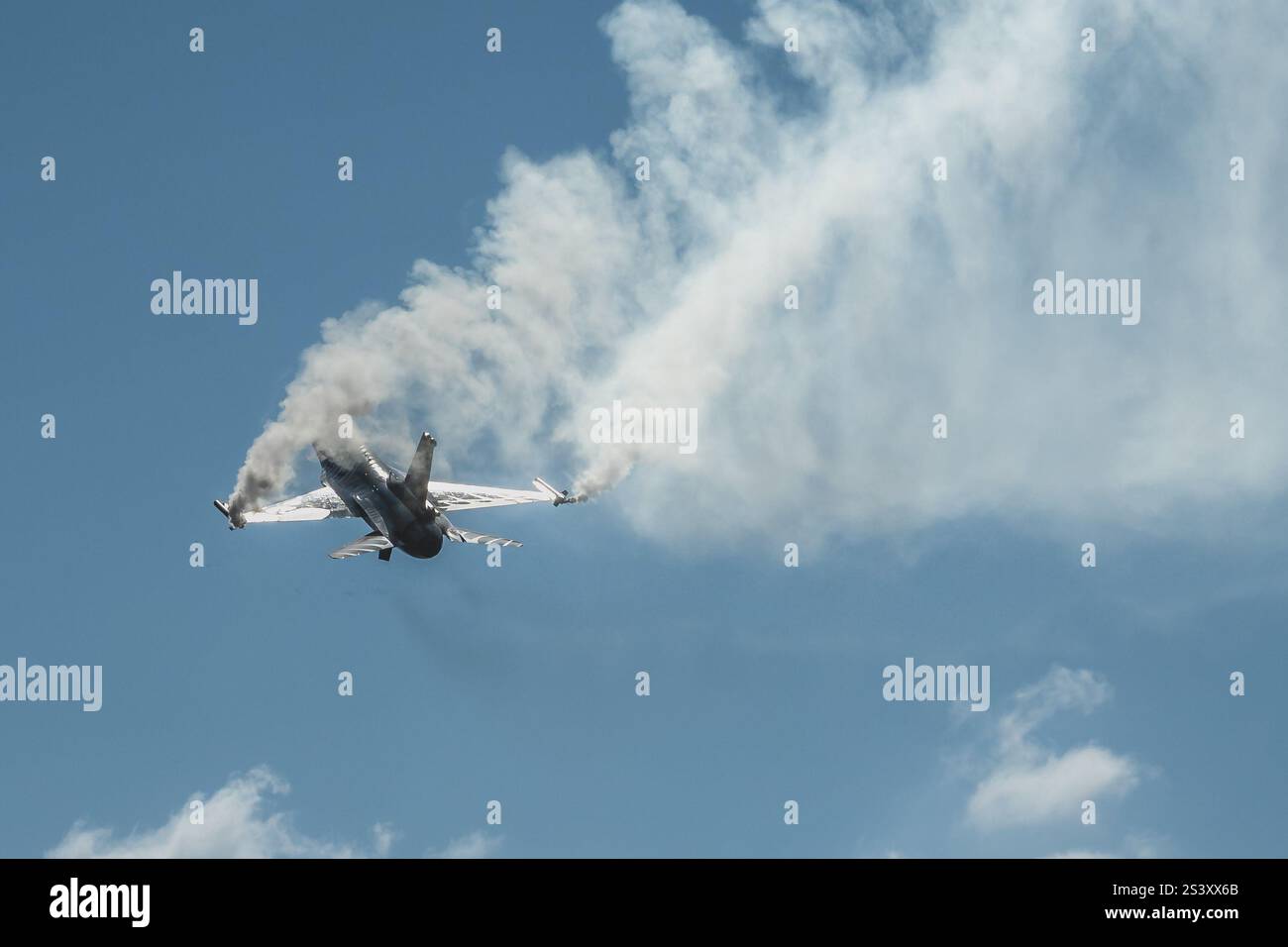 Turkish Air Force F-16 fighter jet performing a breathtaking loop-de ...