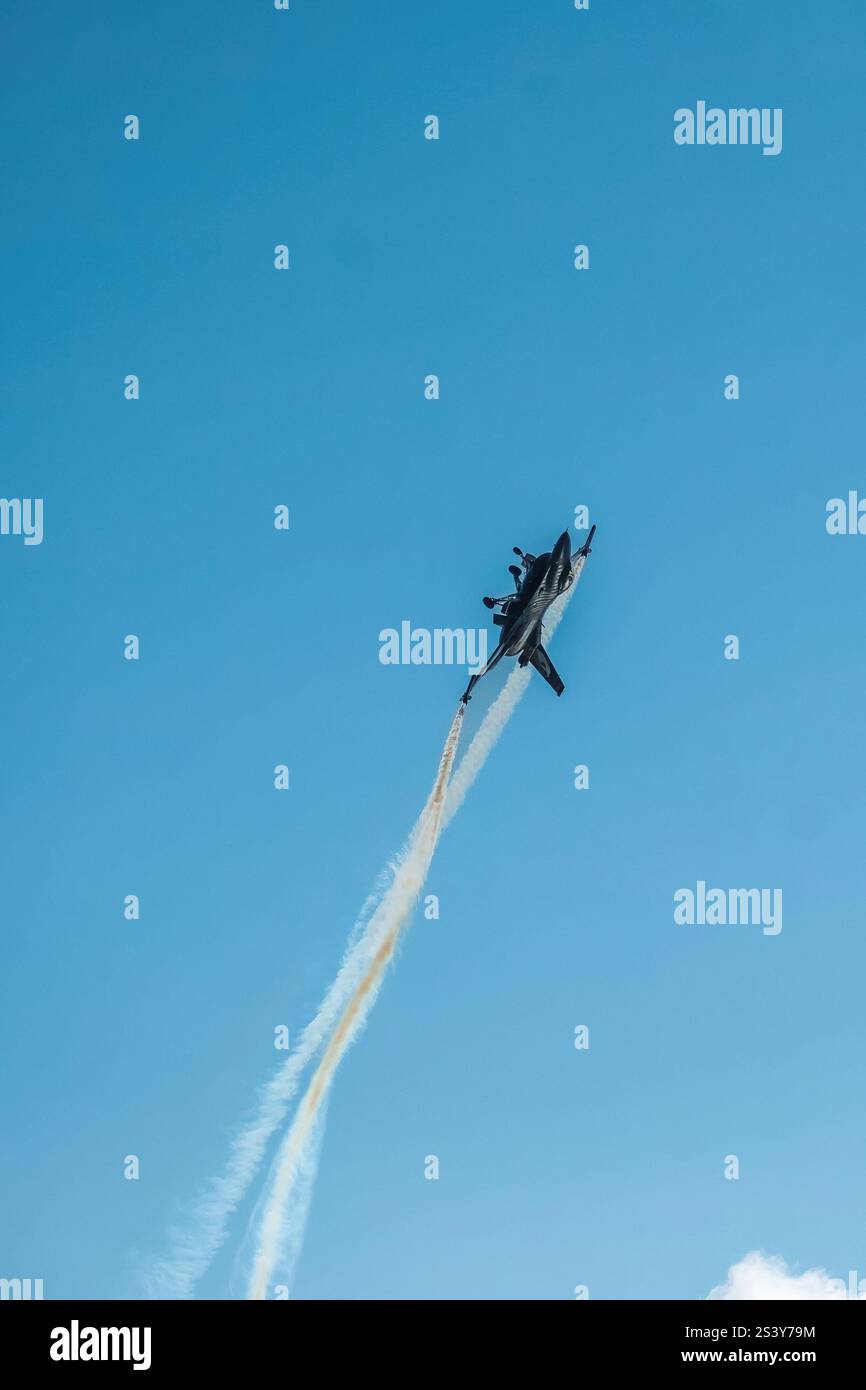 Turkish Air Force F-16 fighter jet performing an impressive vertical ...