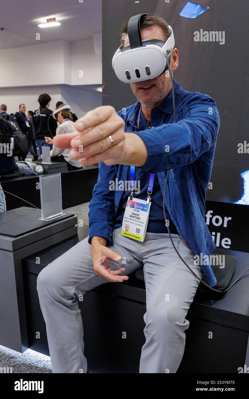 Las Vegas, USA. 09th Jan, 2025. An attendee experiences a virtual K-pop ...